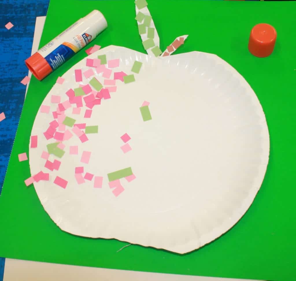 Make Mosaic Apple Kid Craft - Easy Autumn Craft - A Crafty Life